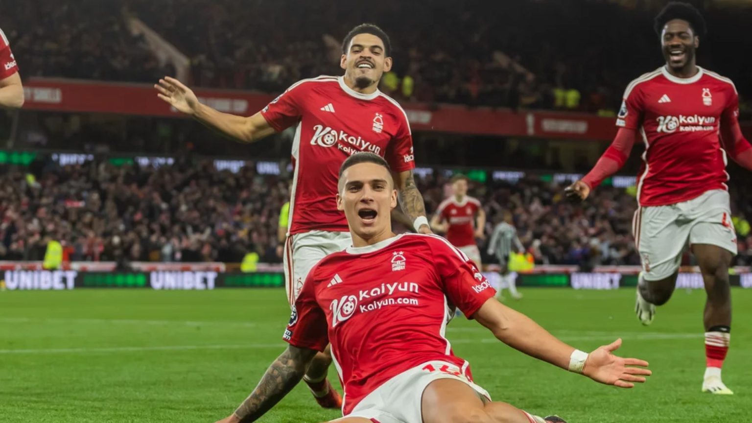 Highlight Nottingham Forest vs Man United | Amad cứu “Quỷ đỏ” phút 81